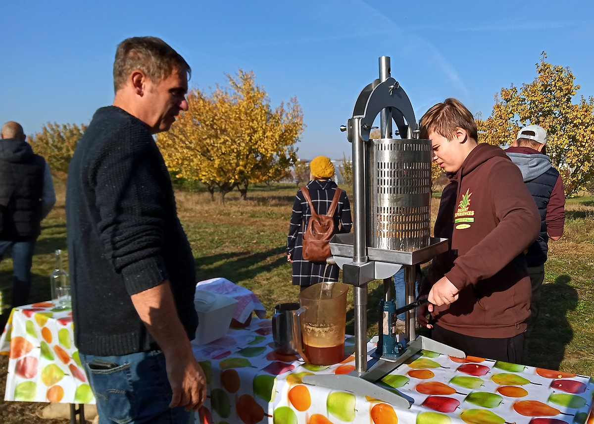 FZKI otvorila sad starých krajových odrôd jabloní | SPU Nitra