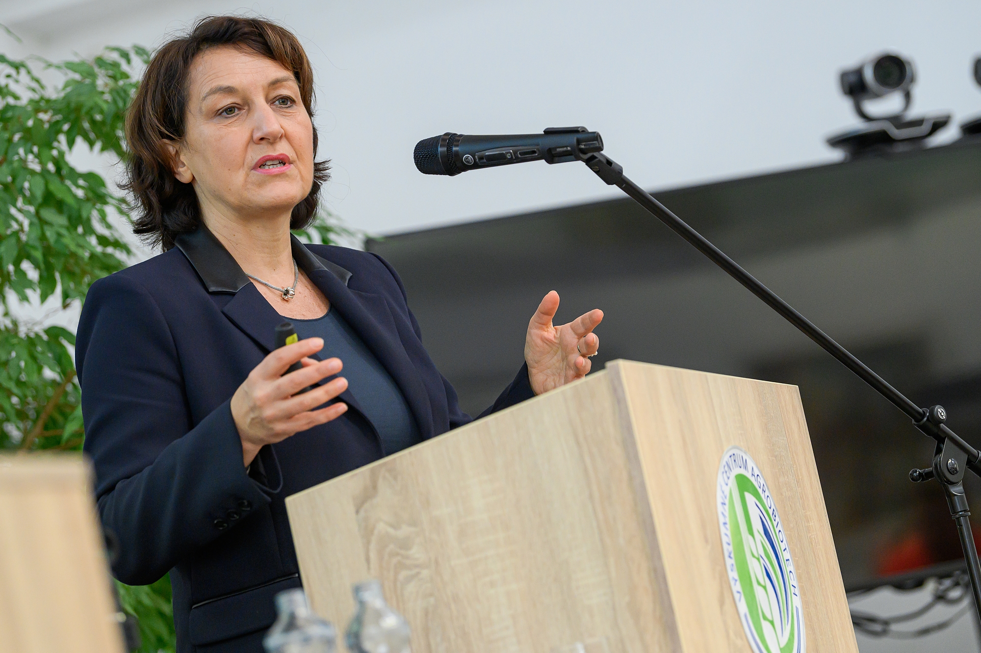Marion Jansen z OECD diskutovala na SPU o prognózach vývoja trhu s ...